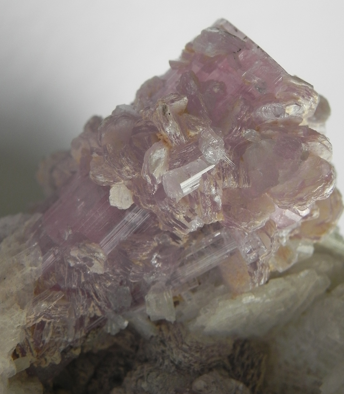 MINERALES: RUBELITA (Variedad rosa de Turmalina)