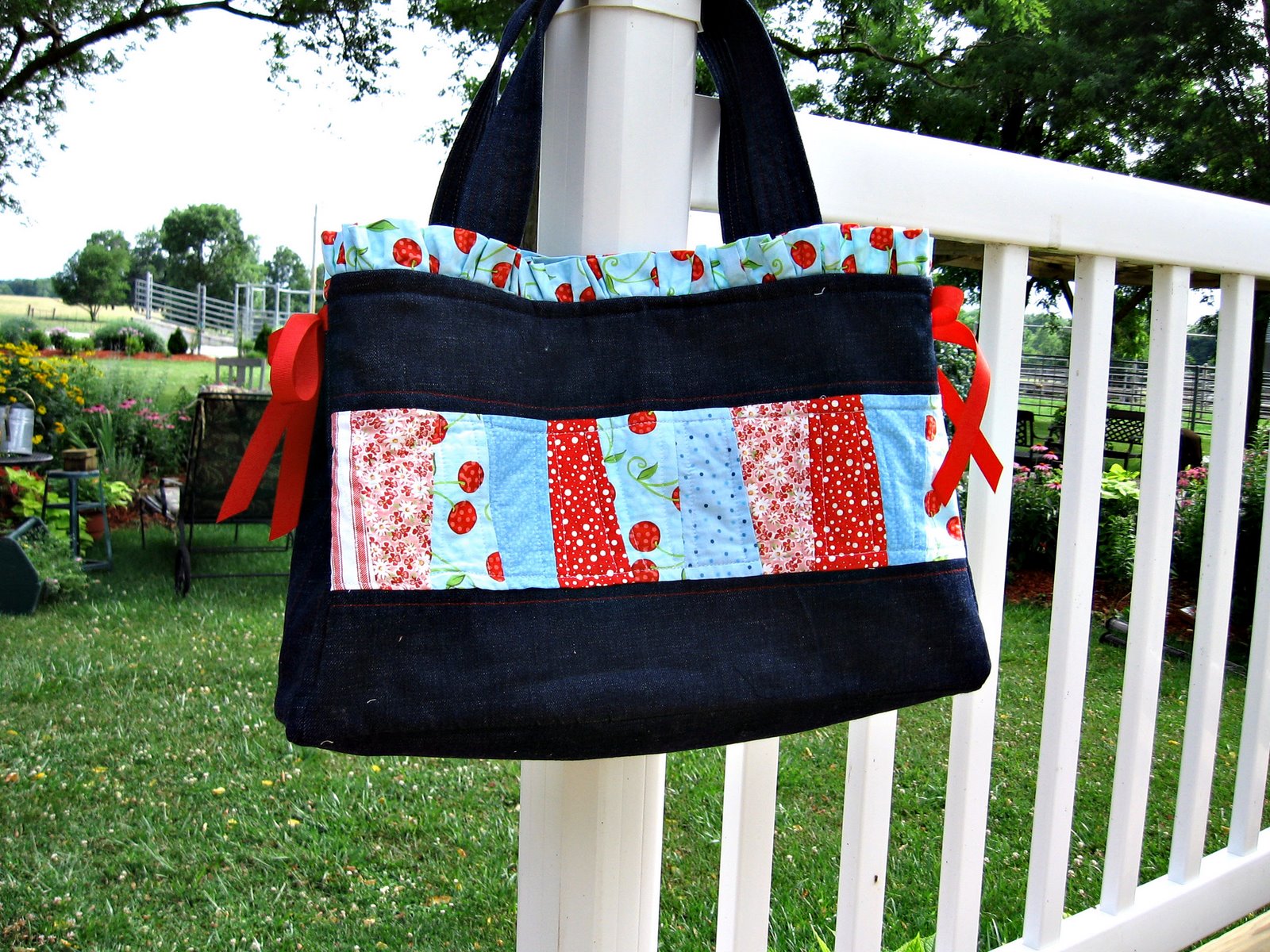 Girls in the Garden: Charm Pack Bag - Tutorial