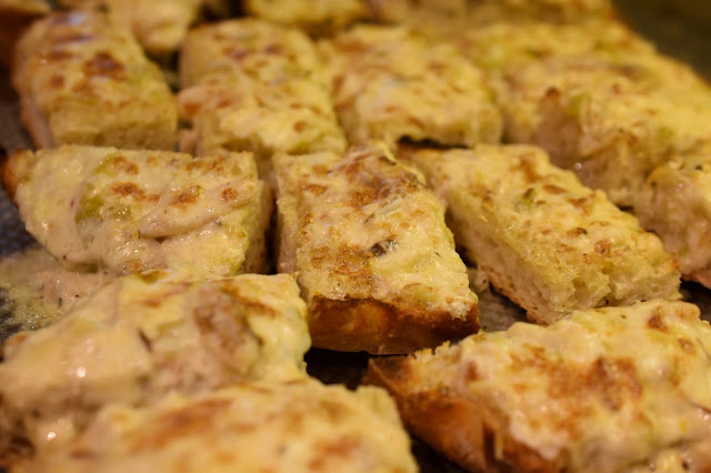 Nibbling Gypsy: Cheesy, Crabby Breads: Josephinas