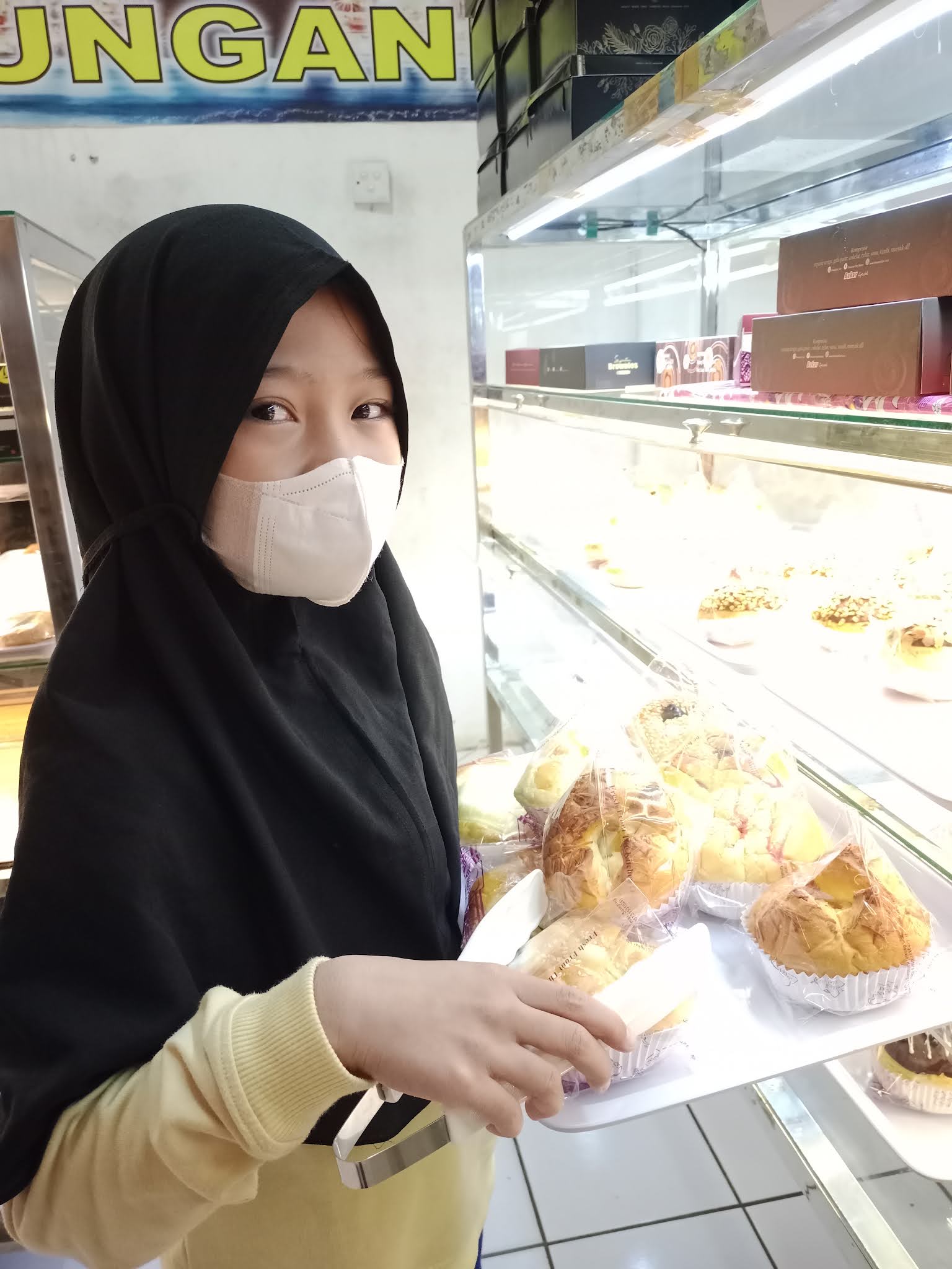 Khasanah Sari Toko Roti Halal Di Cileungsi | Indrifairy's Journey