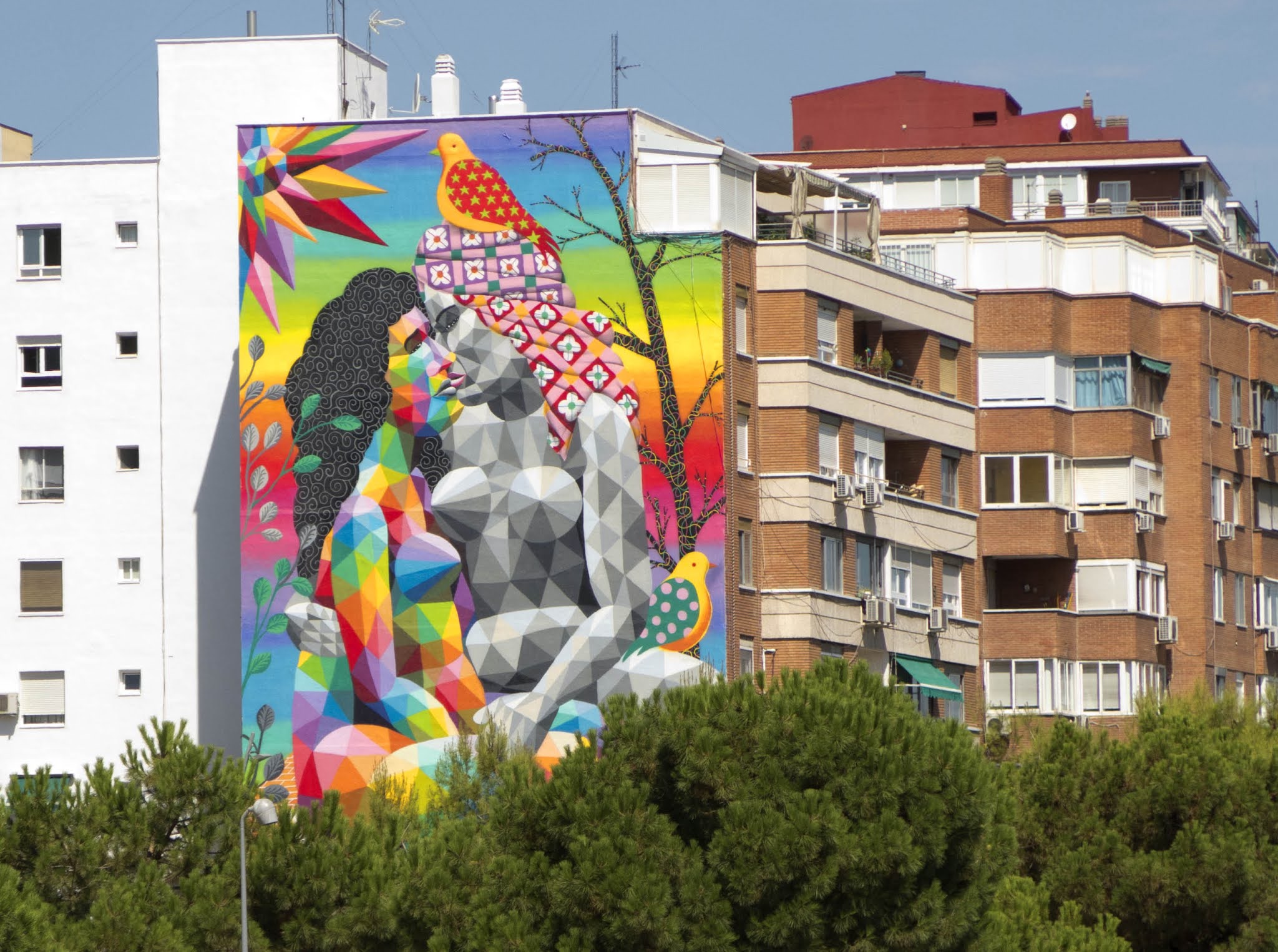 Graffitis, arte urbano: Mural de Okuda San Miguel en Madrid Río.