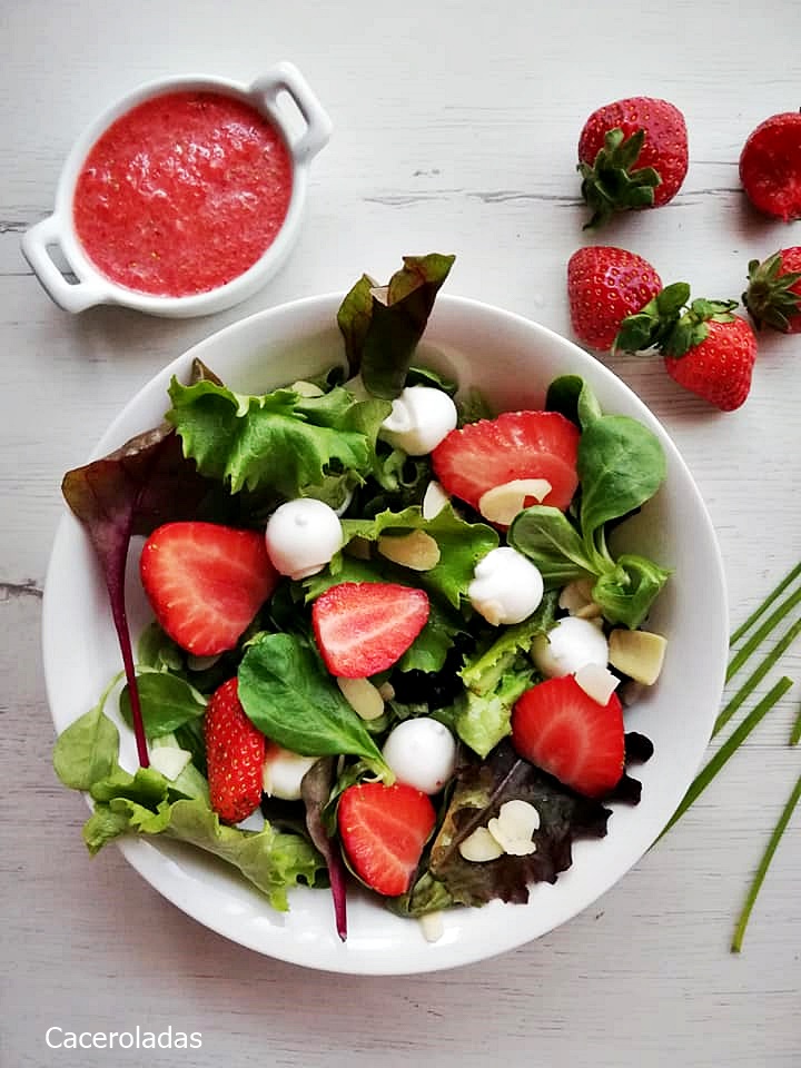 Ensalada de fresas con lechuga y vinagreta de fresas | Caceroladas