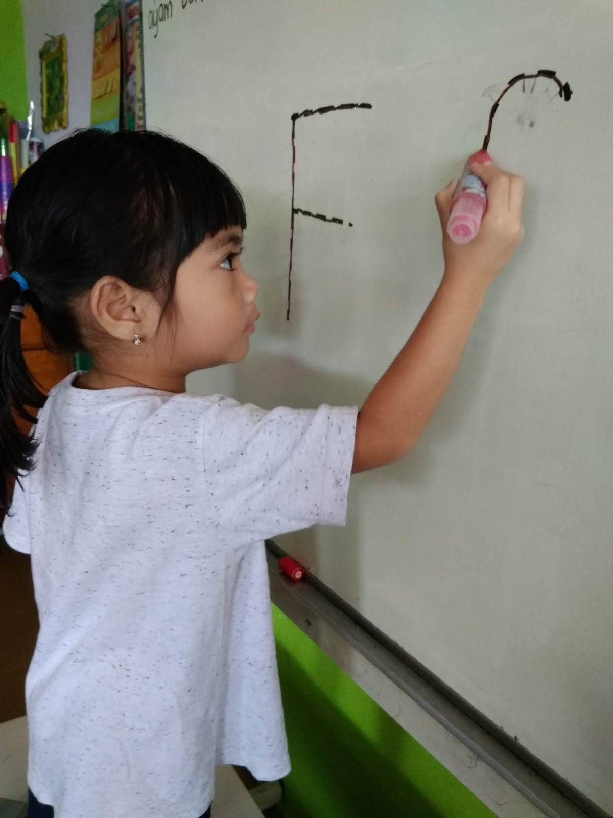 Taska Ummi Ida: Aktiviti 4 Tahun : Aktiviti Menyurih Huruf Ff