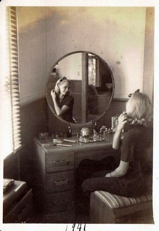 35 Old Snaps Show Women Beautifying in Front of the Mirrors ~ Vintage ...