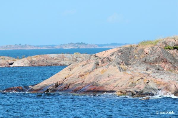 Merikaisla tuulessa : Yksinäinen Örön linnakesaari meren syleilyssä