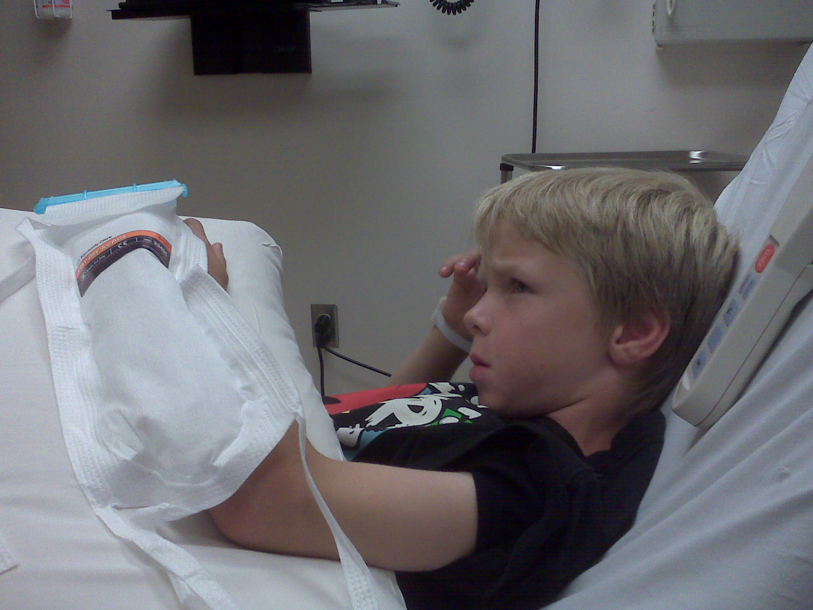 Momsdontwearcapes: Sports Kids and Broken Bones