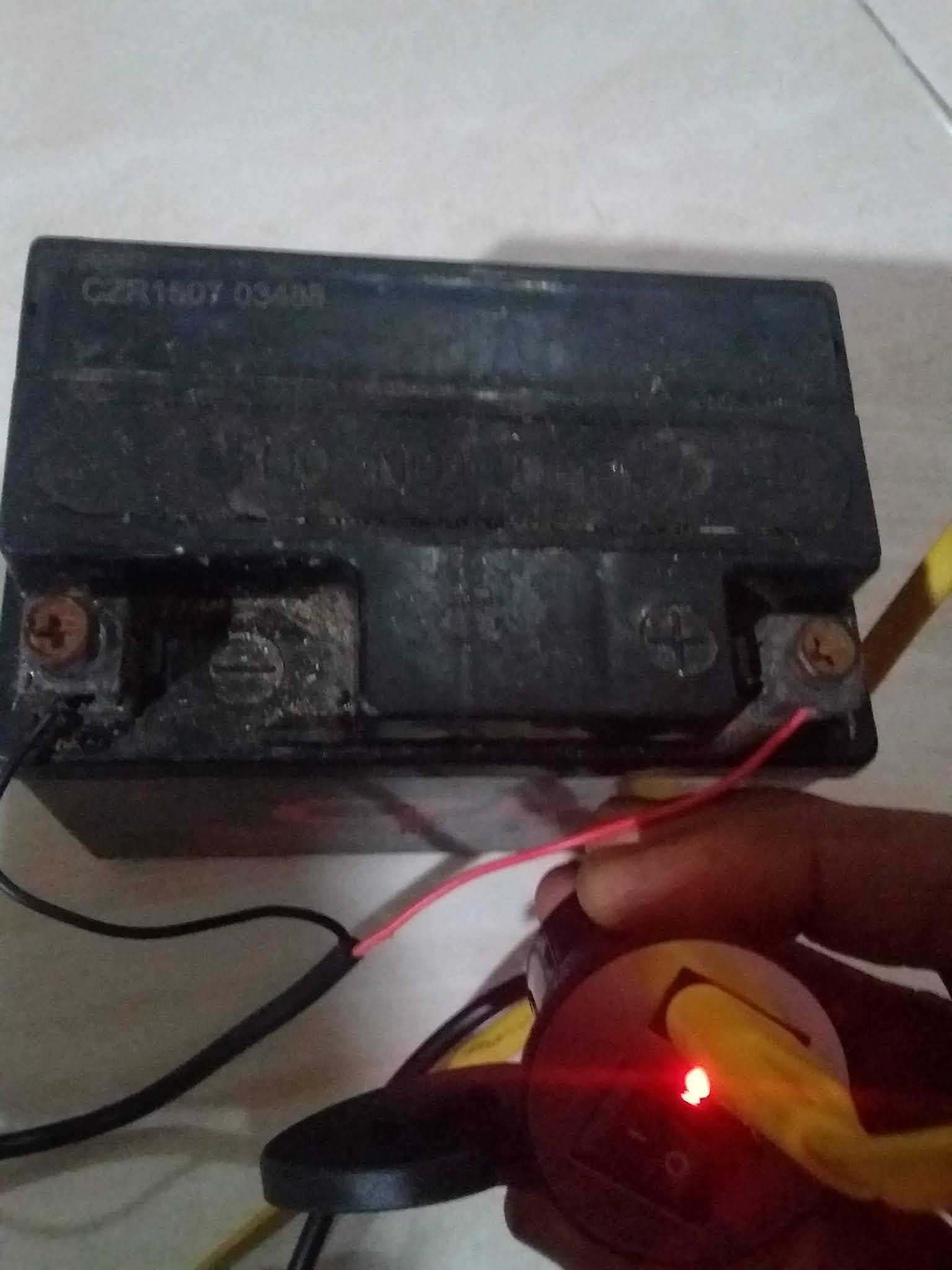 Praktis!!Alat Pengecas Hp Di motor