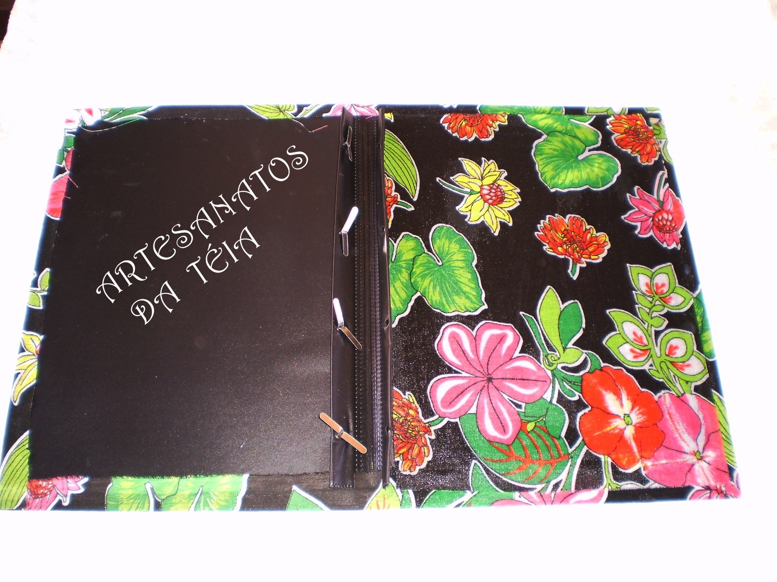 ARTESANATOS DA TÉIA: PASTA ENCAPADA COM TECIDO