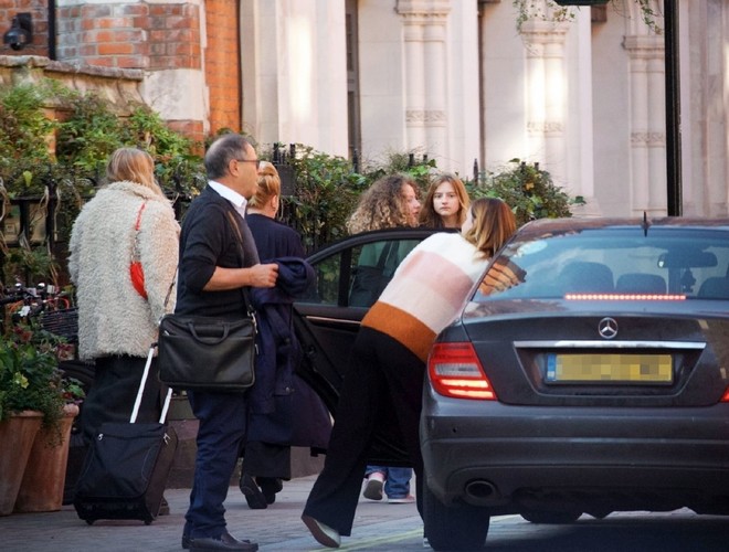 Emma Watson Updates: Emma Watson hugging her dad in London [October 22 ...
