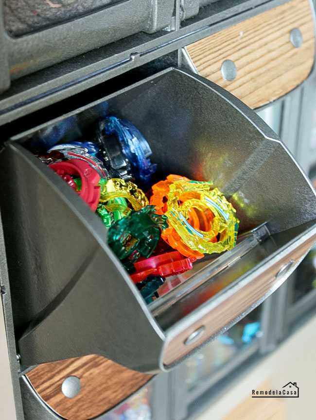 Flip-Out Bins - Kid's Room Organization - Remodelando la Casa