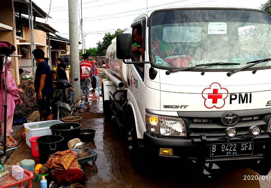 PMI KABUPATEN BEKASI MASIH BERJIBAKU MELAKUKAN PELAYANAN TANGGAP DARURAT BANJIR UNTUK WARGA ...