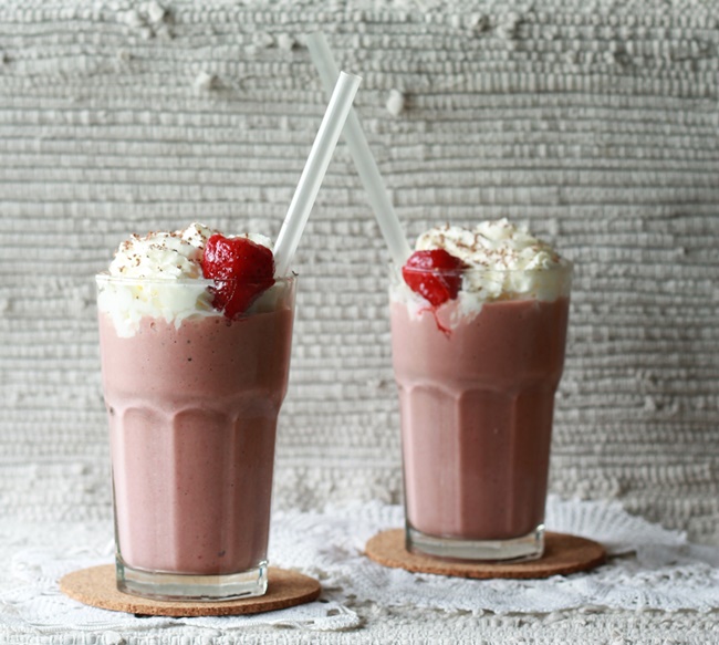 Maje Zmaje: U KUHINJI: Jagode i čokolada shake