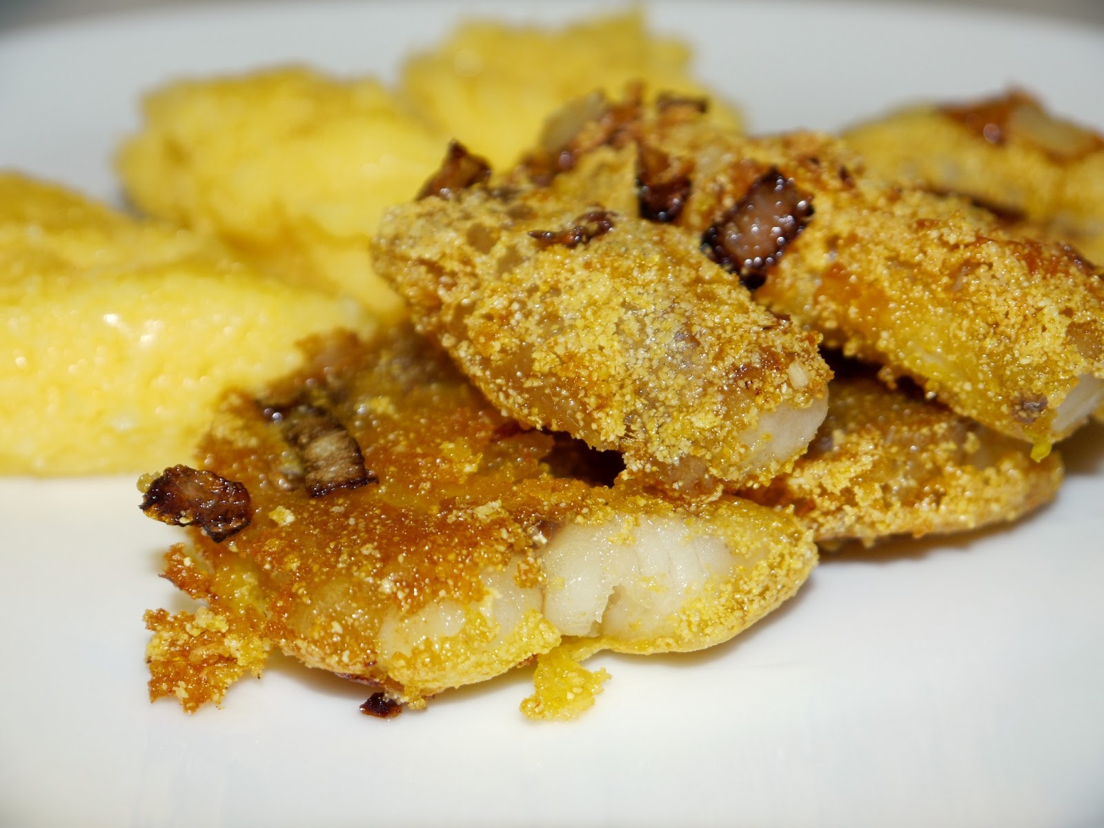 Plooshy Cuisine: Peste prajit cu faina de porumb.