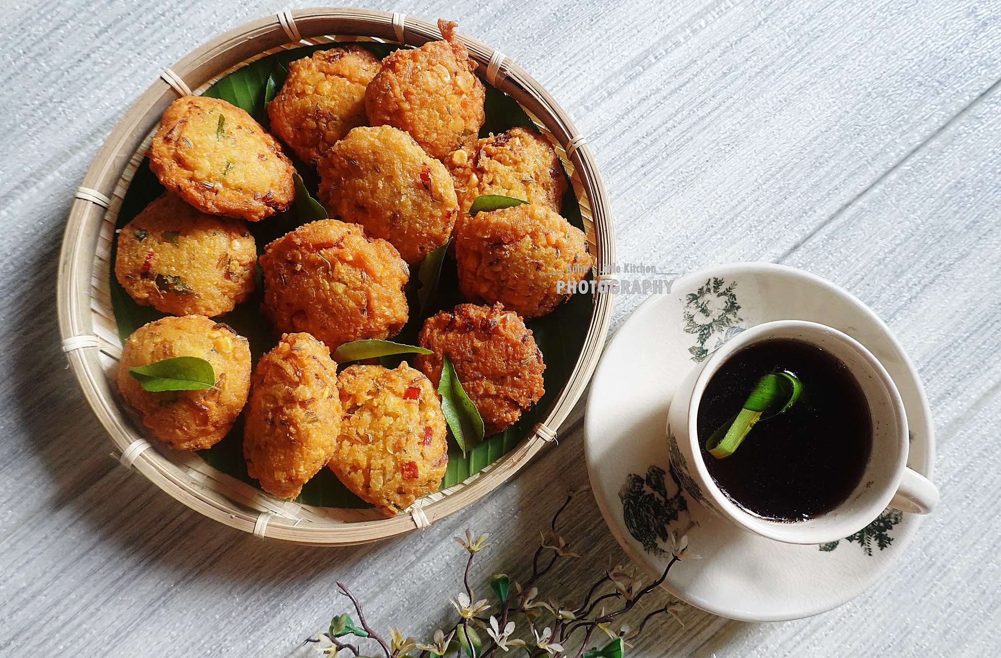 Minum Petang Kuih Vadai & Secawan Teh - Amie's Little Kitchen