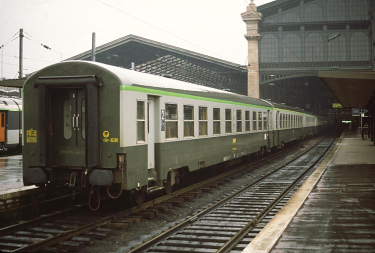 French Model Railway: French platforms and ballast