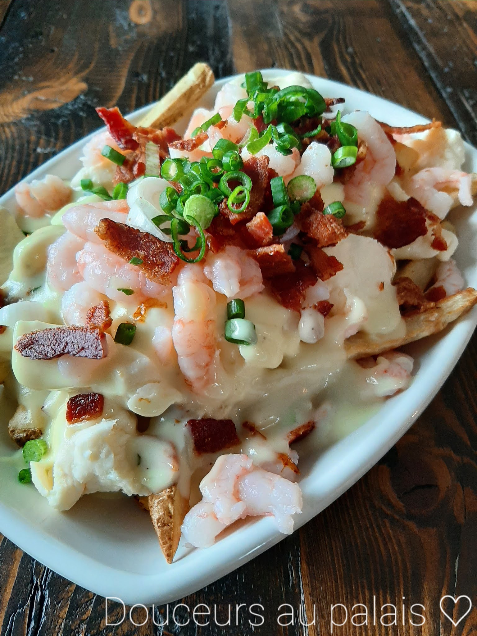 Poutine aux crevettes et au bacon, sauce blanche