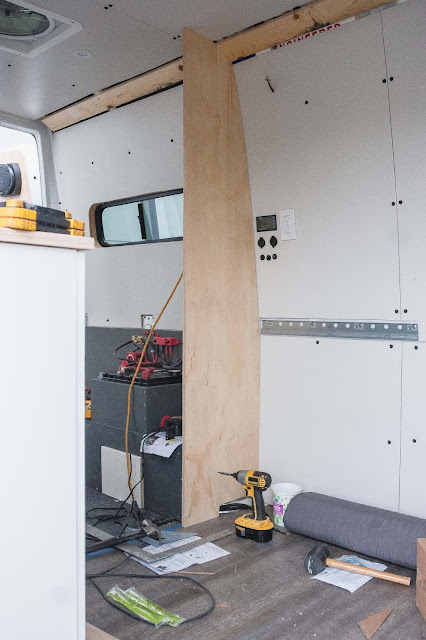Sprinter van: Overhead cabinets