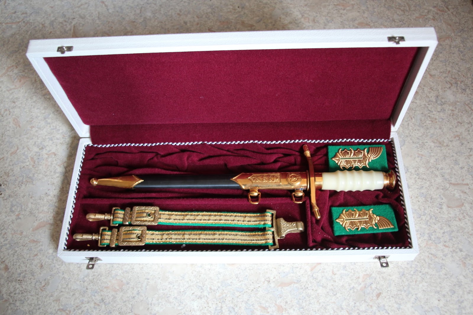 N.V.A. - D.D.R.: Ehrendolch der NVA-Daga de Honor del NVA.