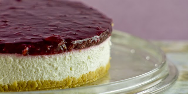 Cheesecake s bijelom čokoladom i višnjama « Kolači