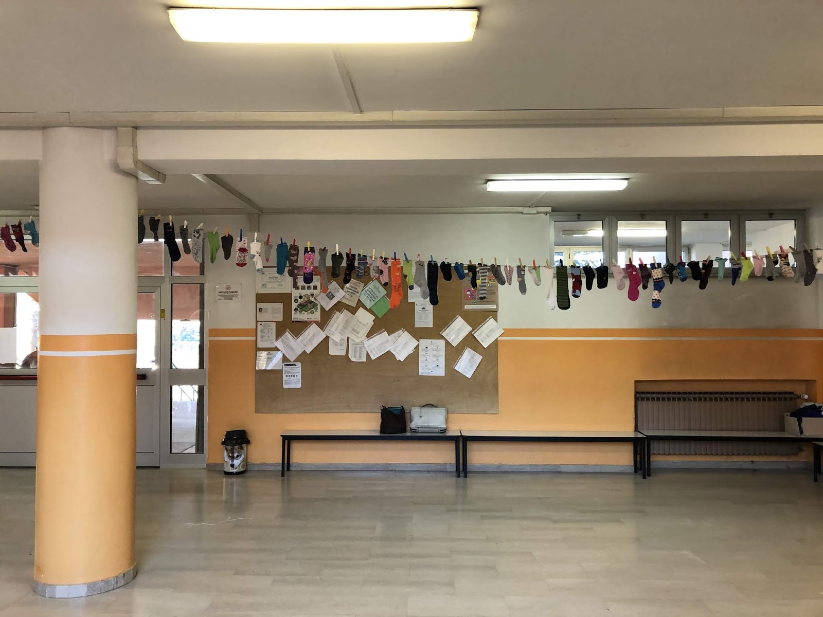 Benvenuti nel blog della TERZA C: Giornata del calzino spaiato