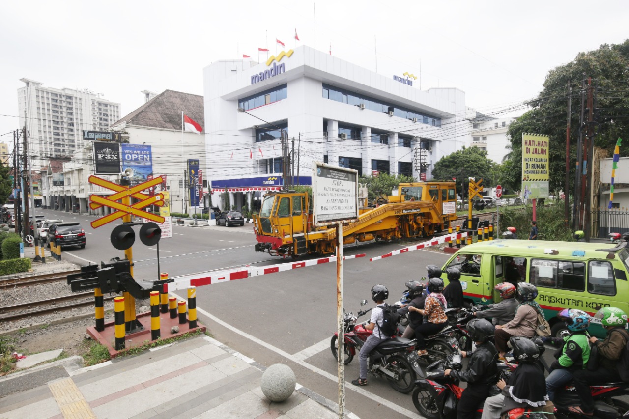 Foto: Tertib Berlalu Lintas saat di Perlintasan Sebidang Kereta Api