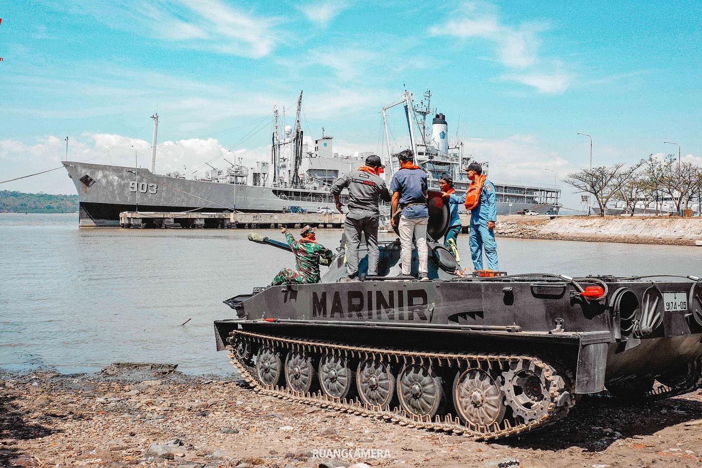 DEFENSE STUDIES: Melihat Final Test Tank PT-76 Rekondisi oleh Lumindo