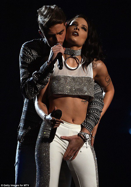 Popular Female Singer Allows Man To Grab Her Private Part On Stage
