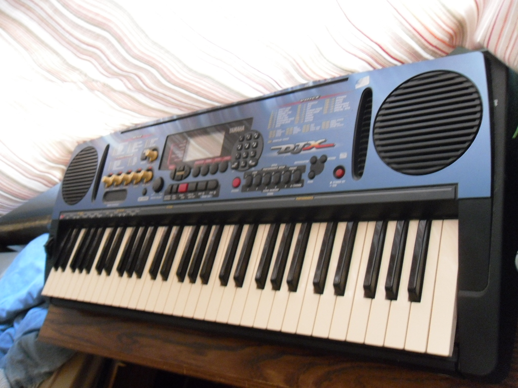 #35's Waste of Space: FOR SALE: Yamaha Keyboard