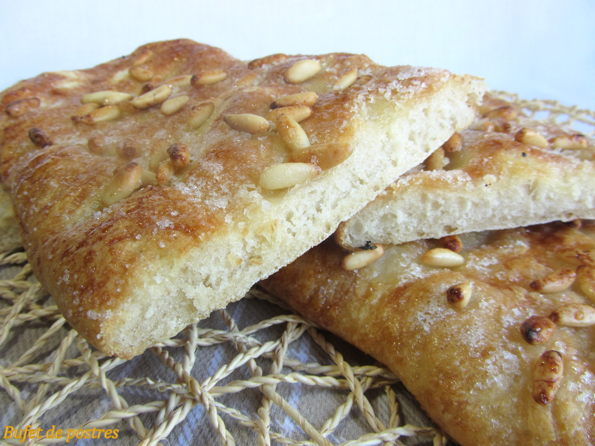 BUFET DE POSTRES: COCA DE FORNER AMB PINYONS I ANÍS