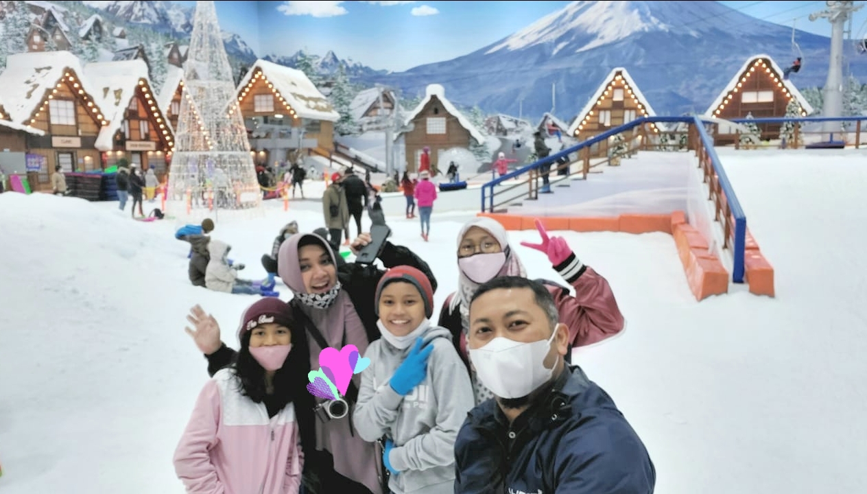 Seru Main Salju di Trans Snow World Bintaro