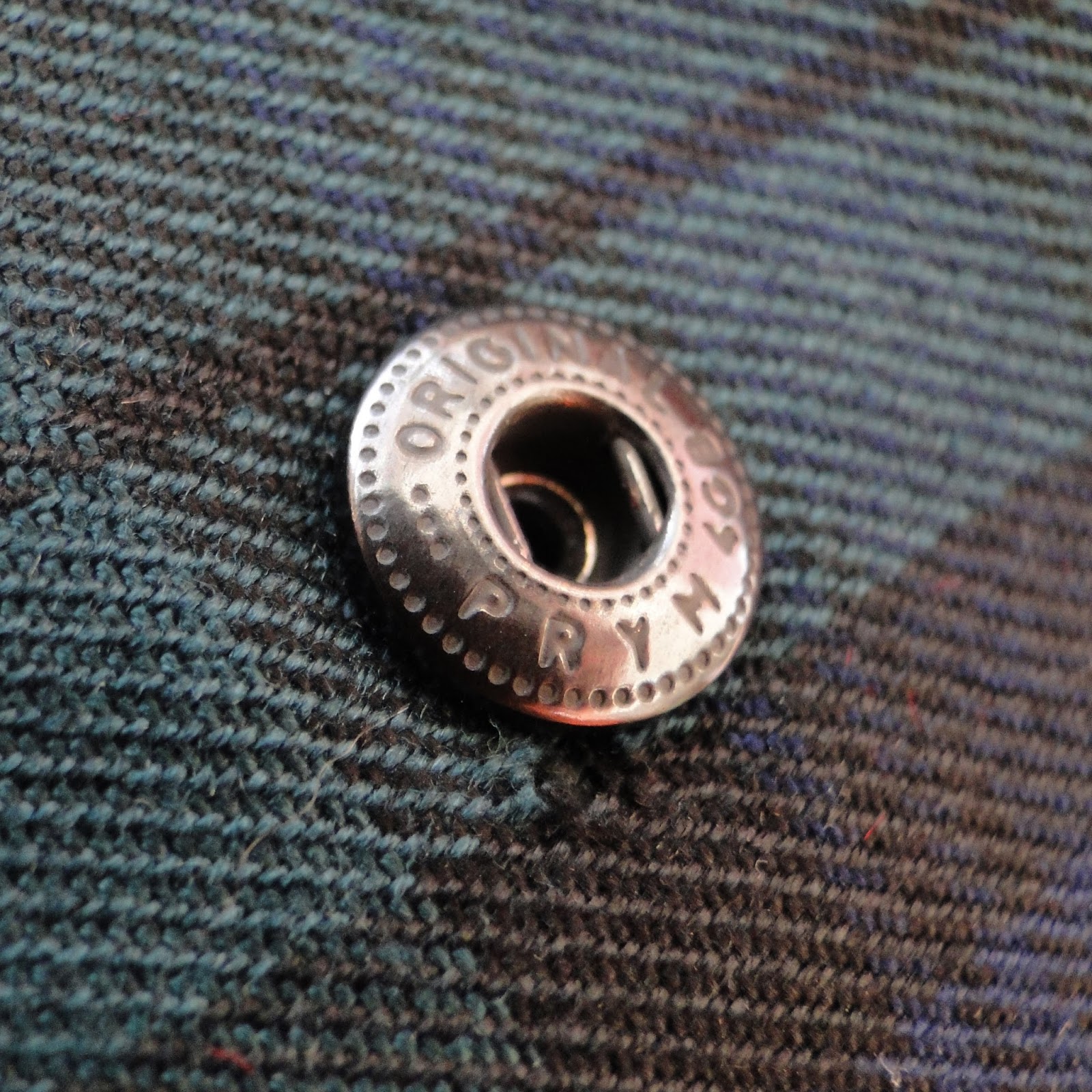 Looks Like I Made It: Inserting Poppers/Snaps Tutorial