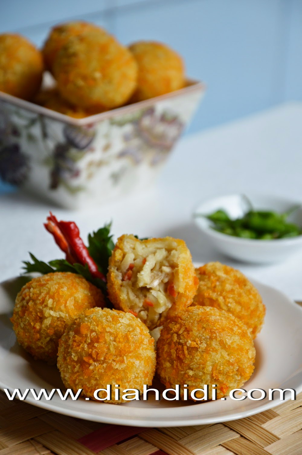 Diah Didi's Kitchen: Bola Bola Mie Tepung Kentang Flake