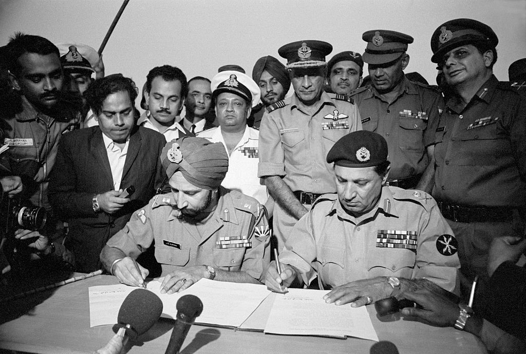 1971 War, When 93,000 Pakistani soldiers surrendered to the Indian Army ...