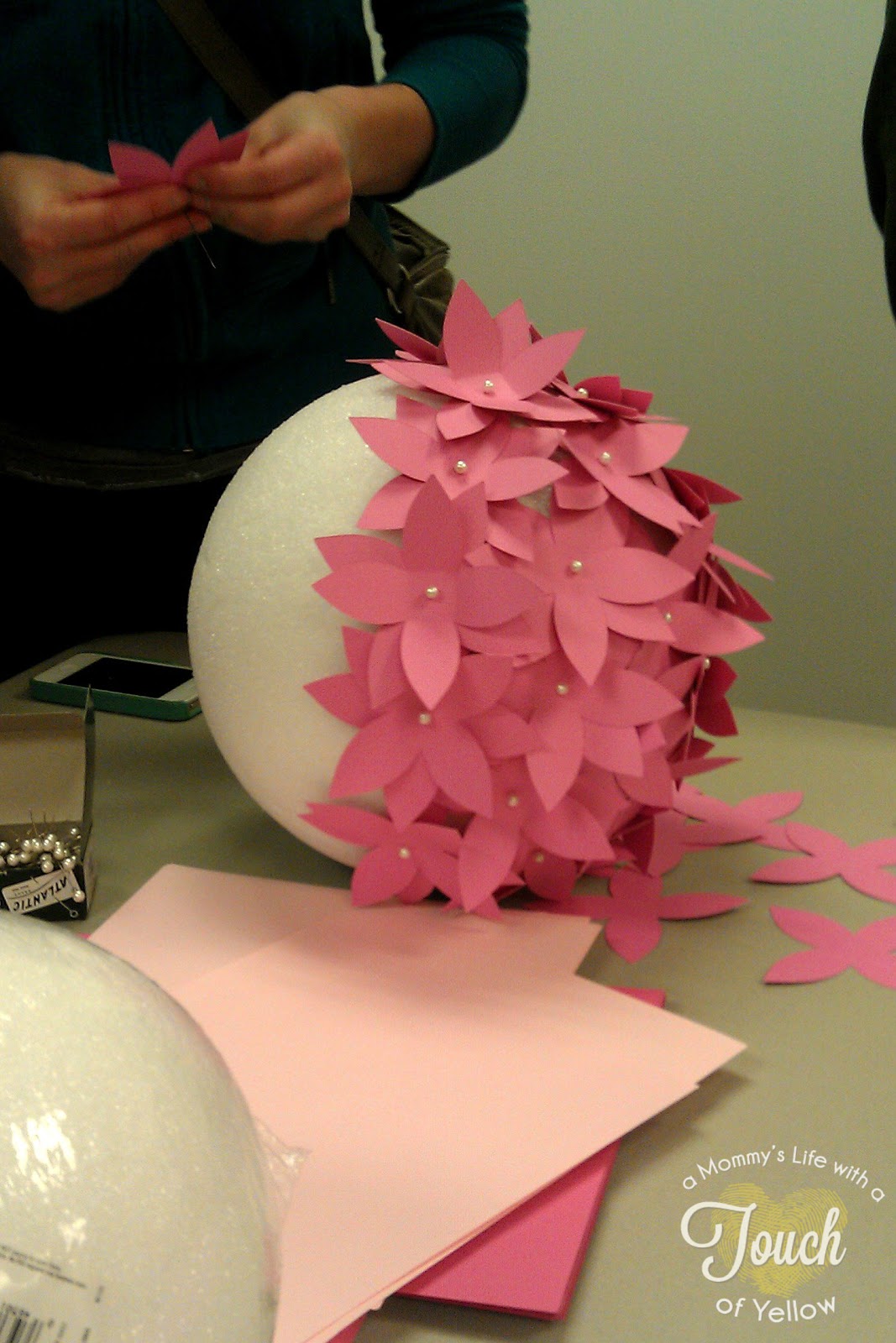 A mommy's life...with a touch of YELLOW: Cricut Mini Flower Decor Orb ...