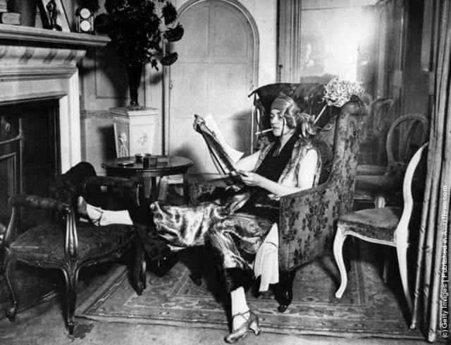 20 Black and White Portraits of Women with Cigarettes From the 1920s ...