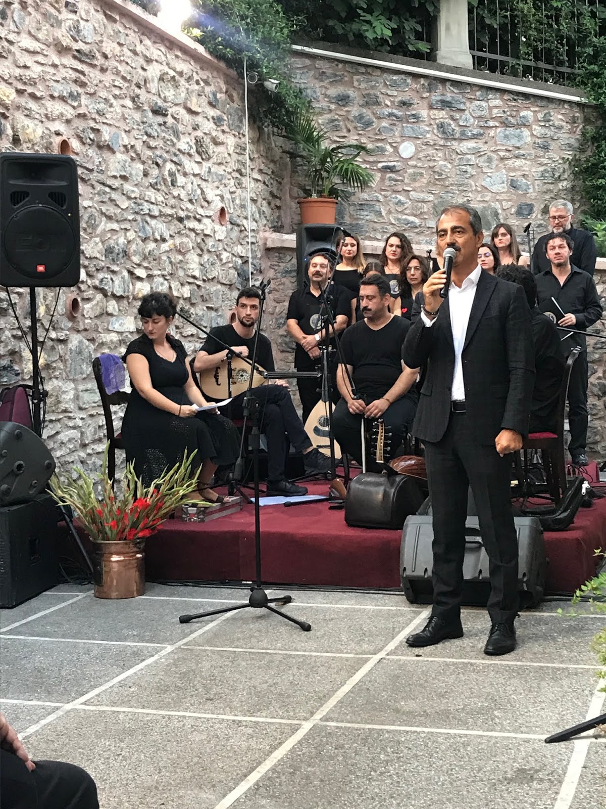 ΦΩΣ ΦΑΝΑΡΙΟΥ: ΑΔΟΝΤΕΣ ΚΑΙ ΨΑΛΛΟΝΤΕΣ ΣΤΗΝ ΚΟΥΜΑΡΙΩΤΙΣΣΑ ΝΕΟΧΩΡΙΟΥ (ΦΩΤΟ)