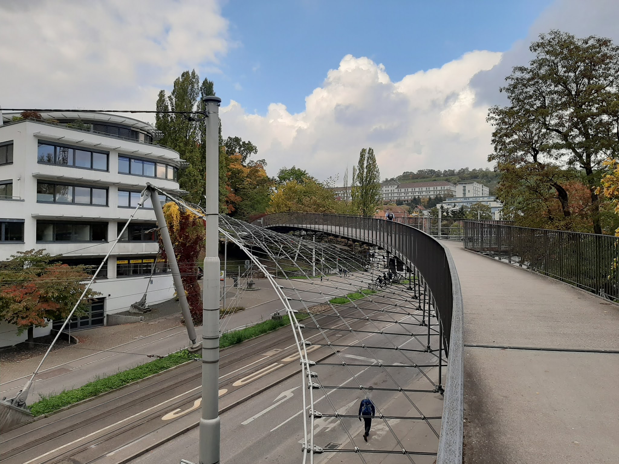 Wege in der Region Stuttgart: Der Lodzer Steg zwischen Rosensteinpark und Leibfriedschem Garten