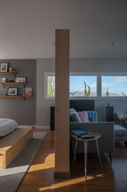 Building the floating wall: the final touches.