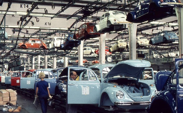 Inside the Volkswagen Factory in Wolfsburg in 1970 Through Amazing ...