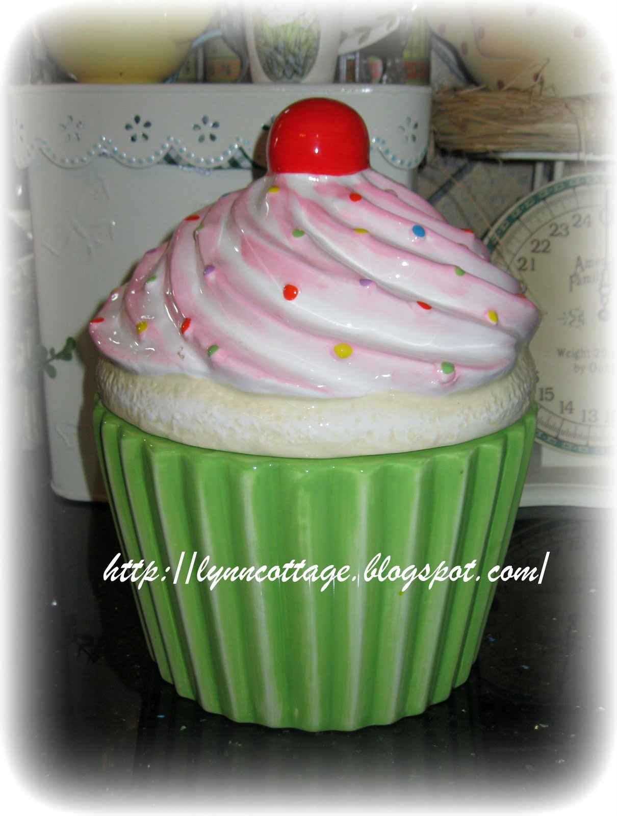 lynn's cottage: CERAMIC & CANISTER CUPCAKE......