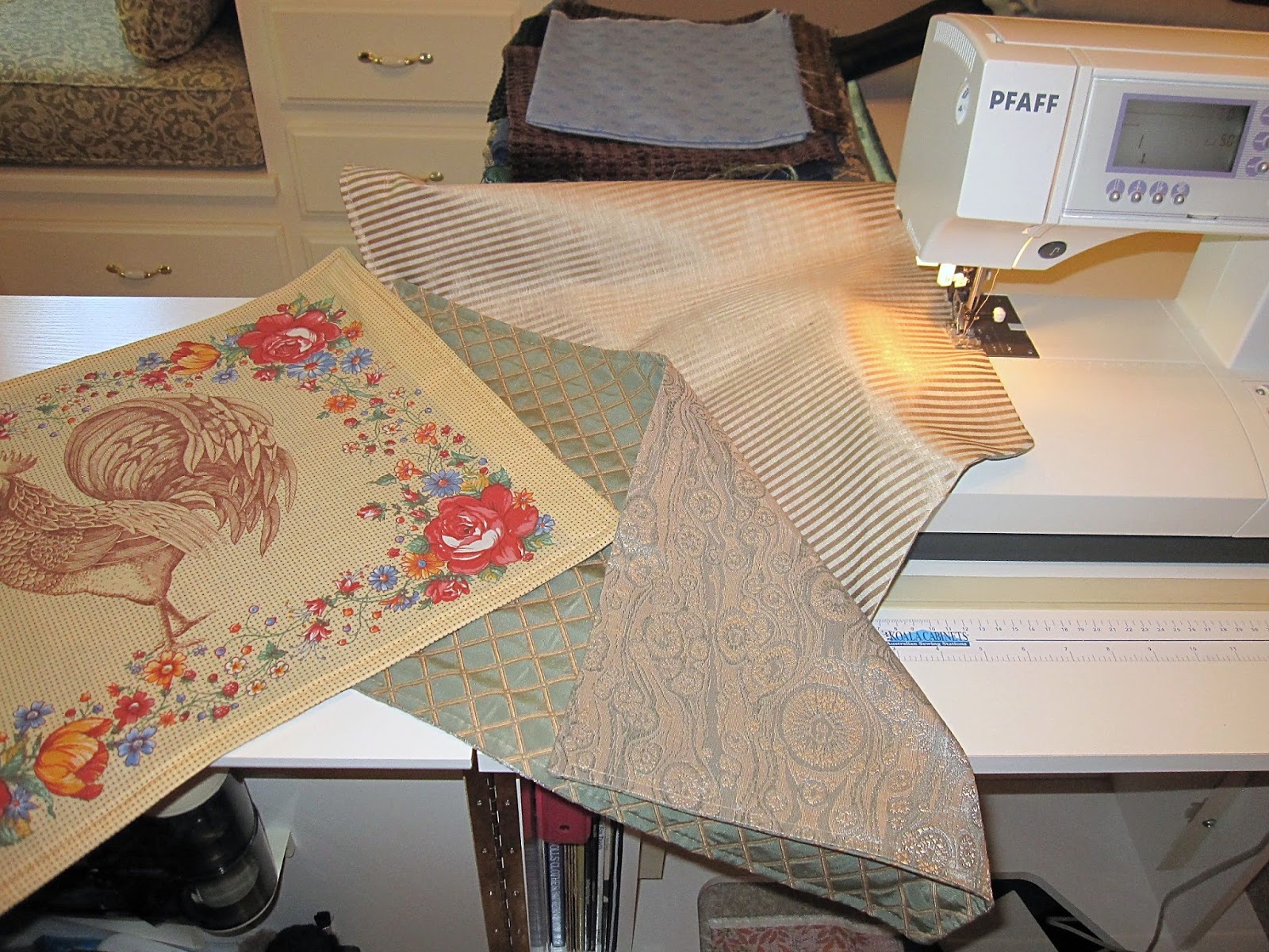 Createology: Sewing Table Toppers...