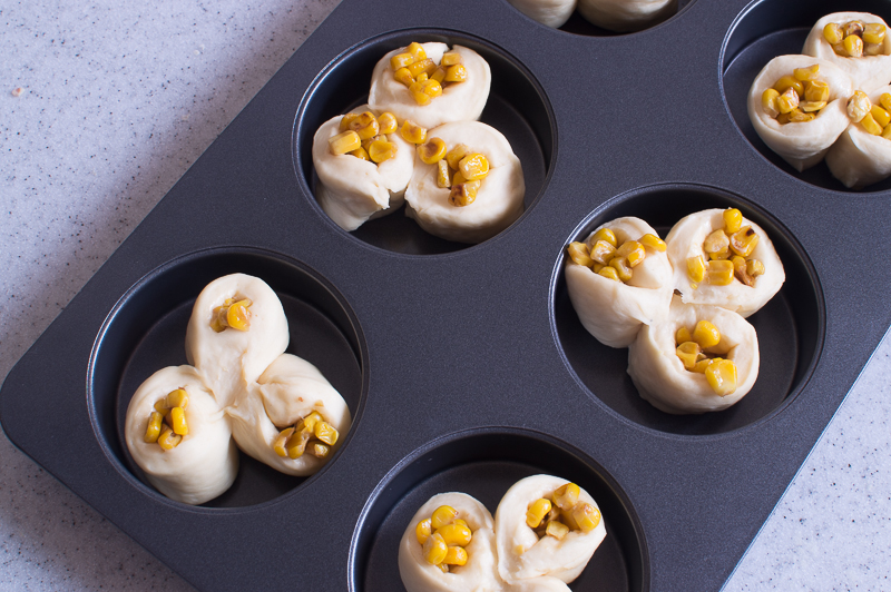 ขนมปังข้าวโพดมายองเนส (Corn Mayo Buns) - Nipponkitchen