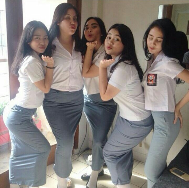 Tren Foto Kekinian Rok Span SMU, Gaya Lordosis Ala ABG - Log Pose