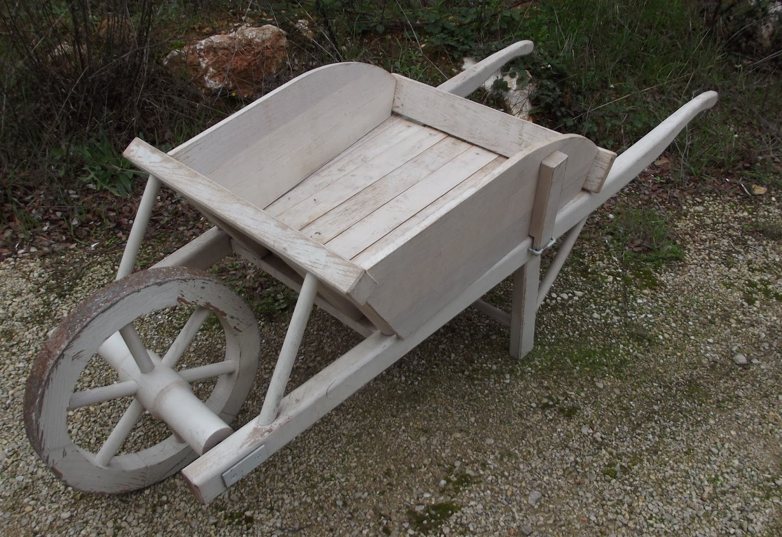 brouette de jardin en bois style outil ancien terrasse art populaire déco