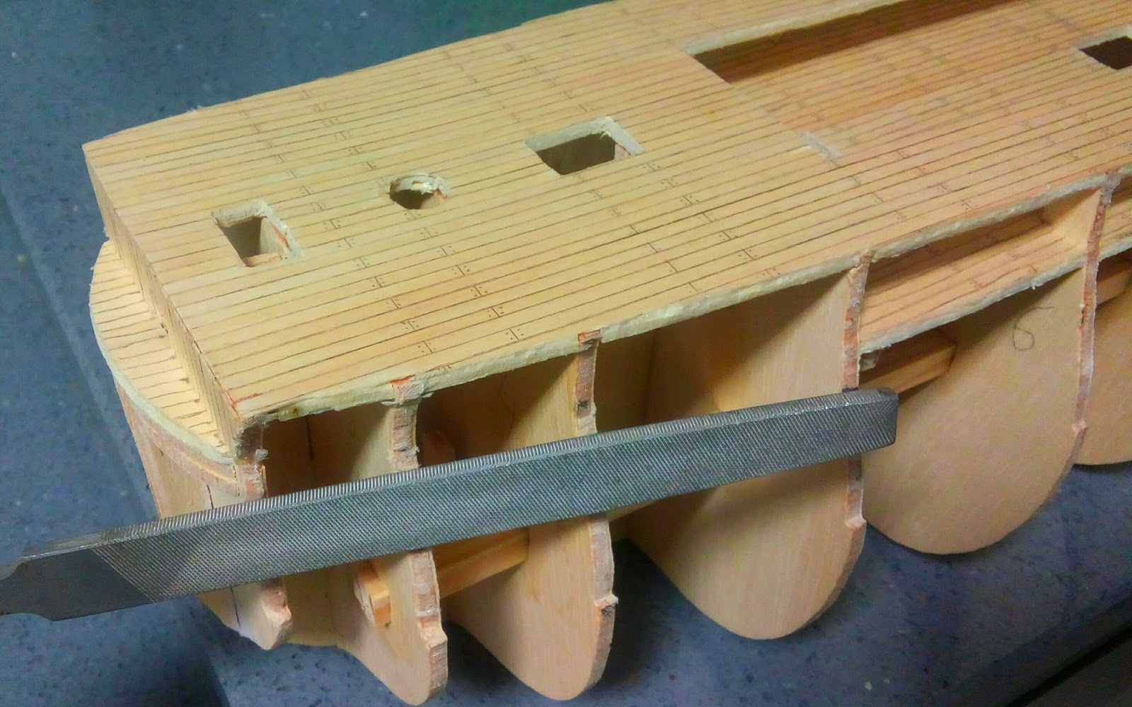 Artesanía naviera: SANTÍSIMA TRINIDAD - 3 - Amuradas y troneras