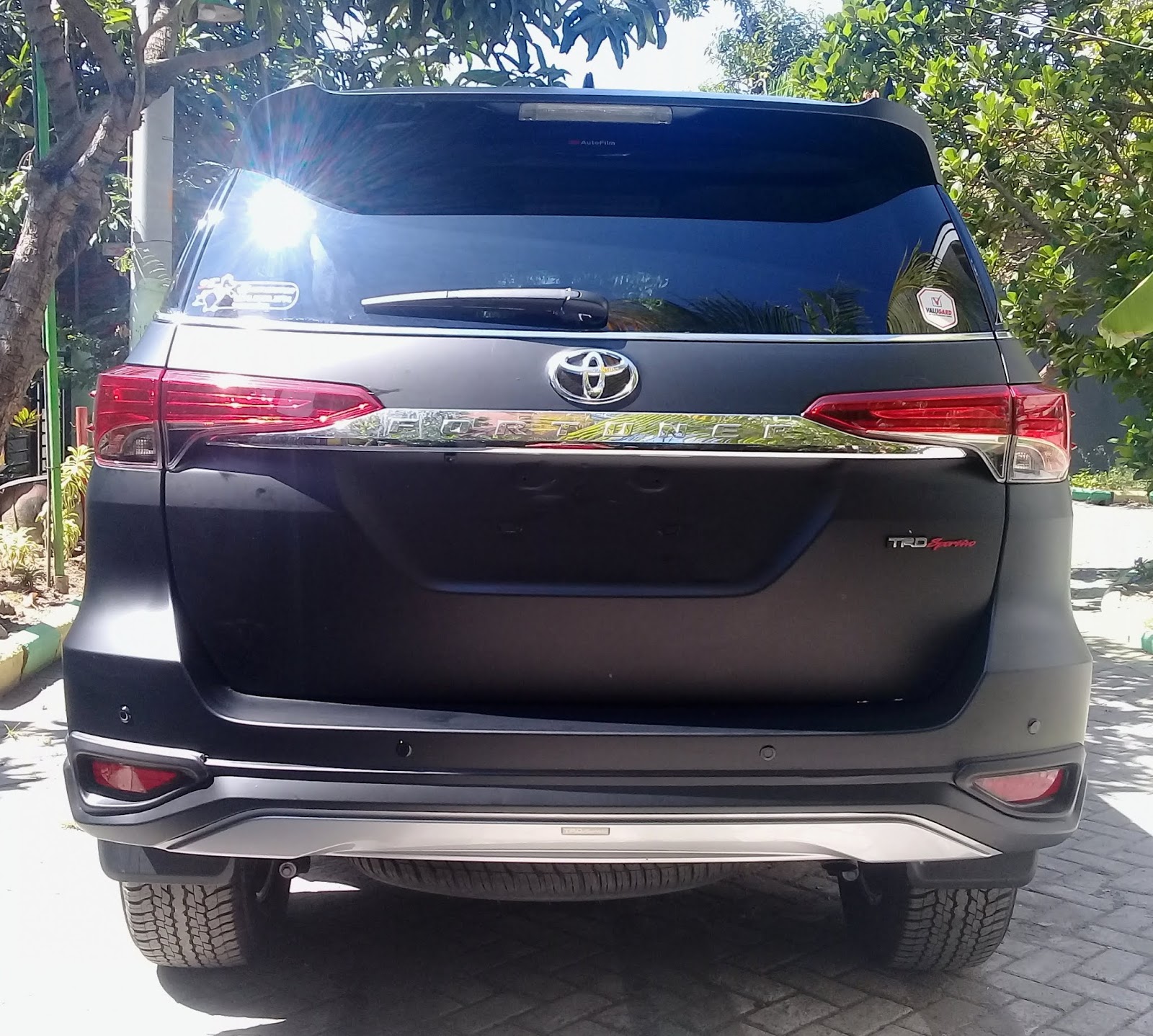 STICKRENZ: Toyota Fortuner - Fullbody Black Matte Wrap