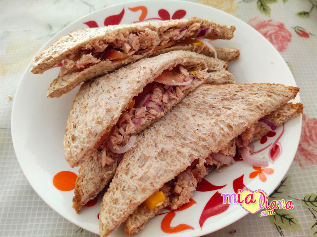 Wordless Wednesday 593 : Roti Sandwich Sihat