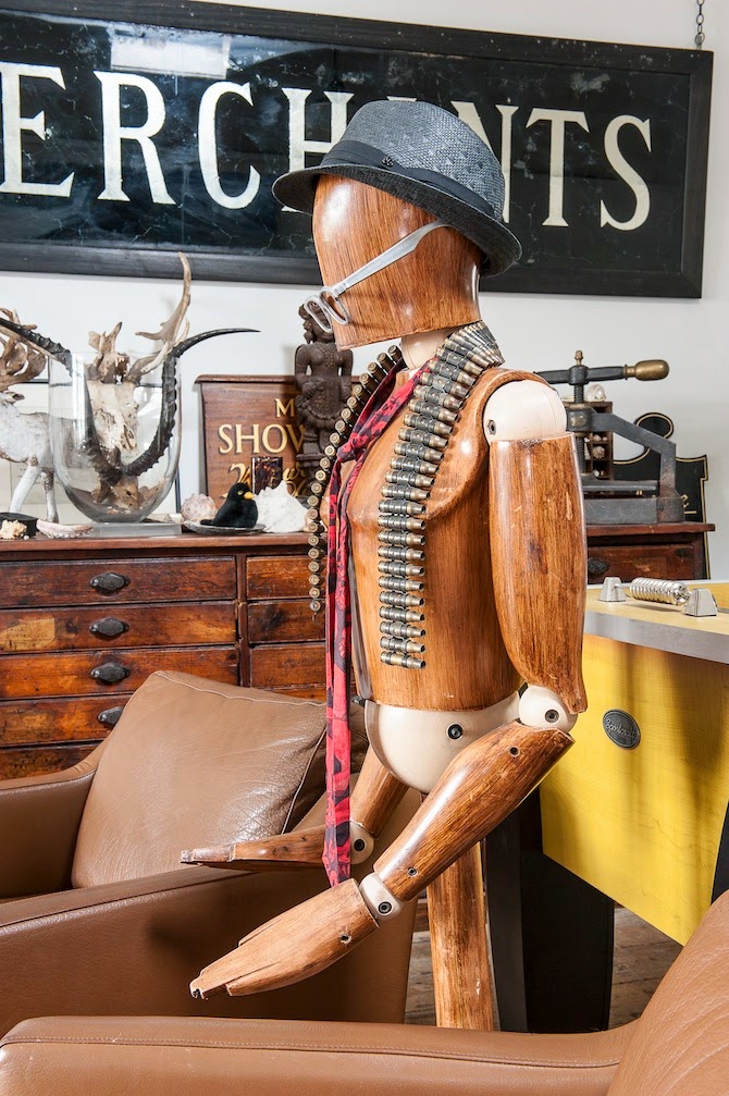 我們看到了。我們是生活@家。: 英國古董商Robert Amstad的家，充滿對收藏藝術品的熱情！