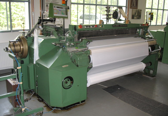 Types of weaving machine according to weft insertion mechanism