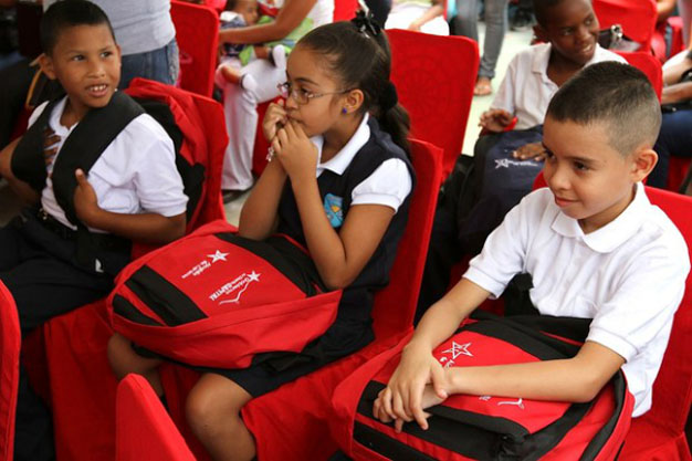 El Parroquiano: Gobierno Bolivariano entregará morrales escolares a ...